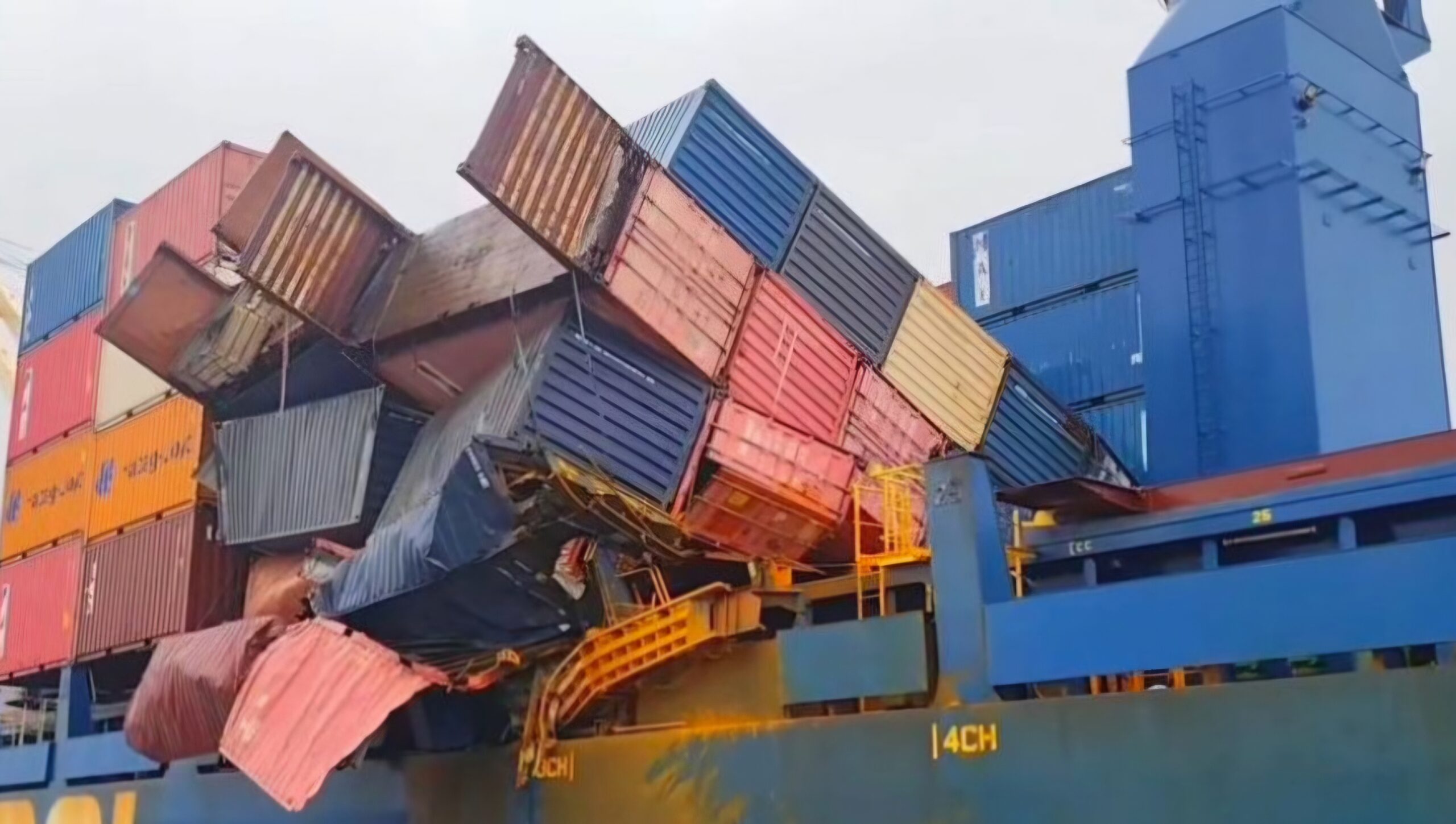 El Puerto de Vigo coordina una 'cirugía de precisión' en el carguero ...